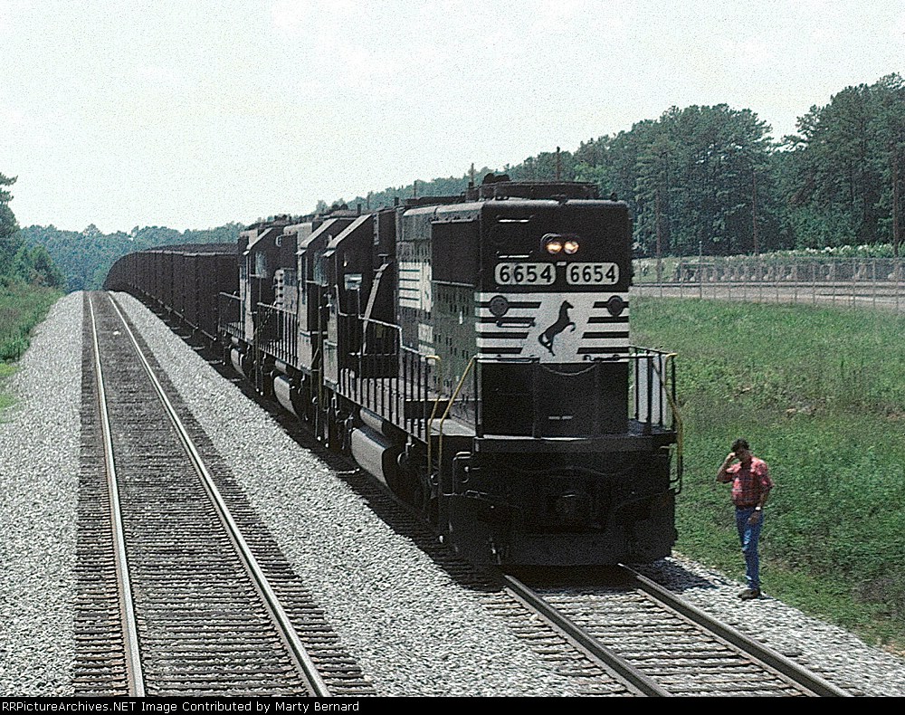 NS 6654 in the Hole for Amtrak